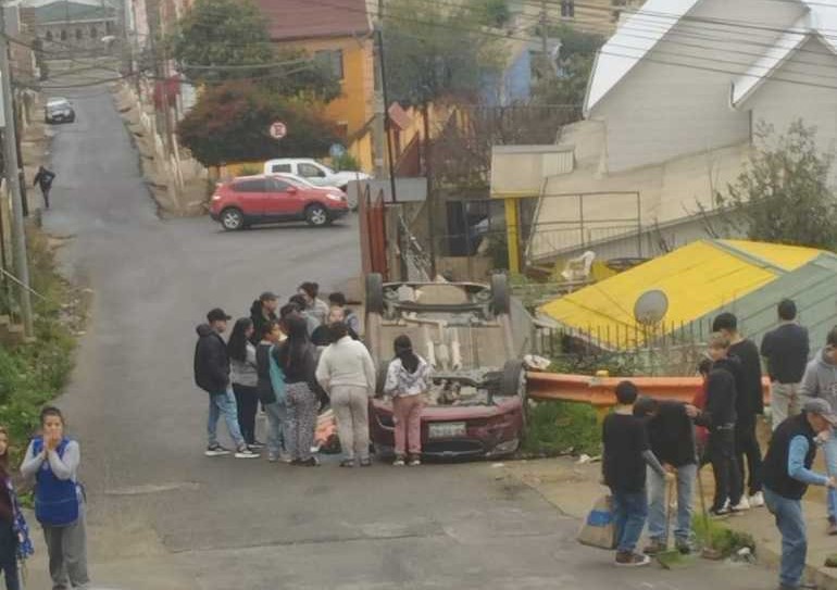Impresionante volcamiento de vehículo en la parte alta de Valparaíso ...