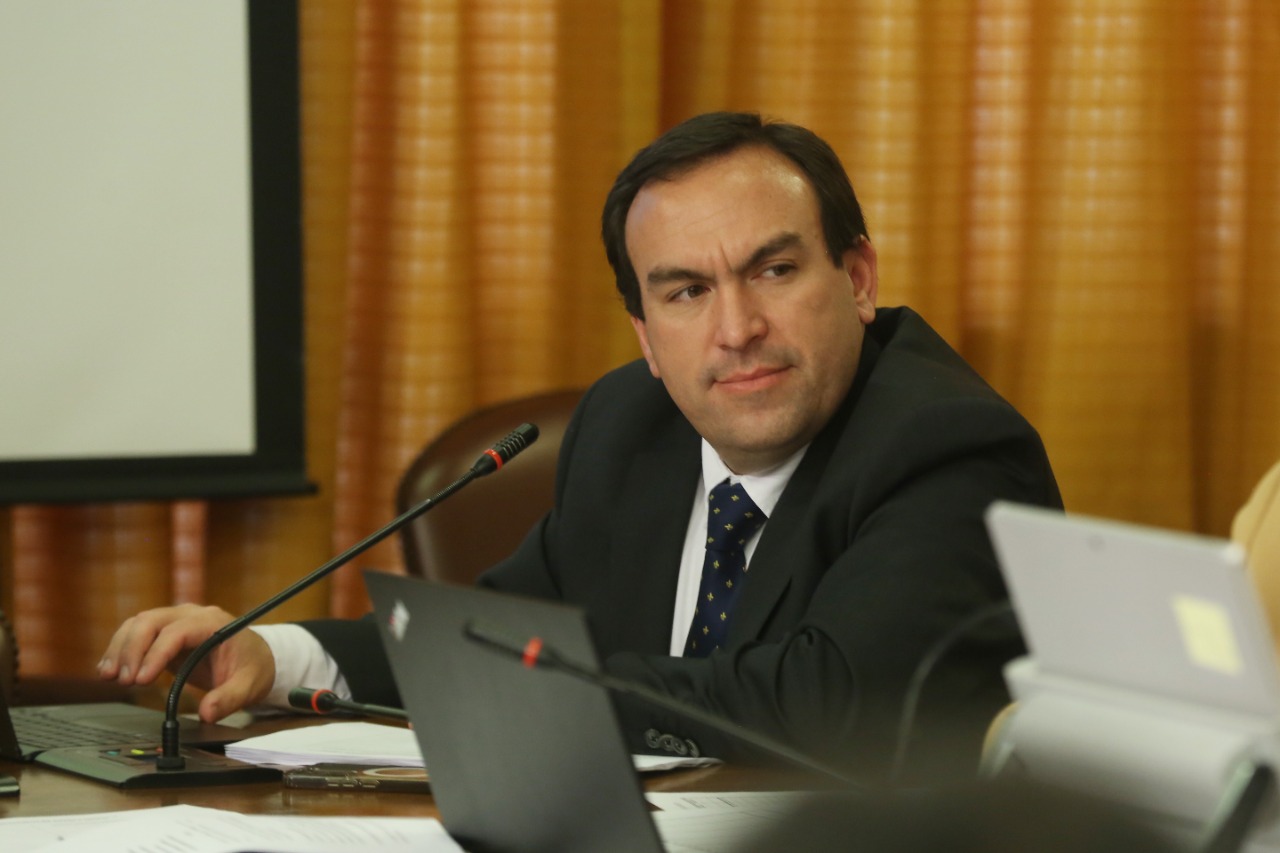 Diputado Donoso y polémica distribución de una “guía de sexualidad ...