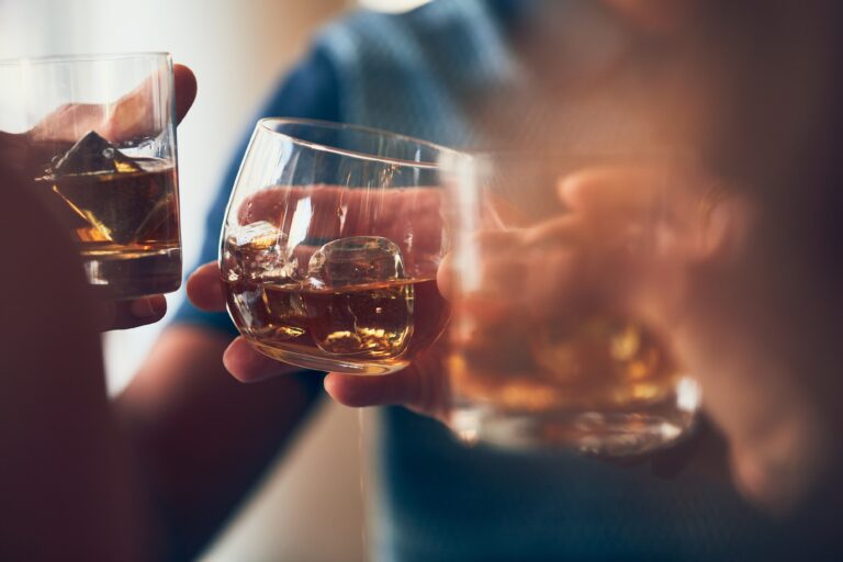 Radiografía al consumo de bebidas alcohólicas de los chilenos: el 72,5% ...
