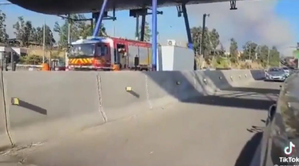 Rutas del Pacífico y paso de vehículo de emergencia por caseta del ...