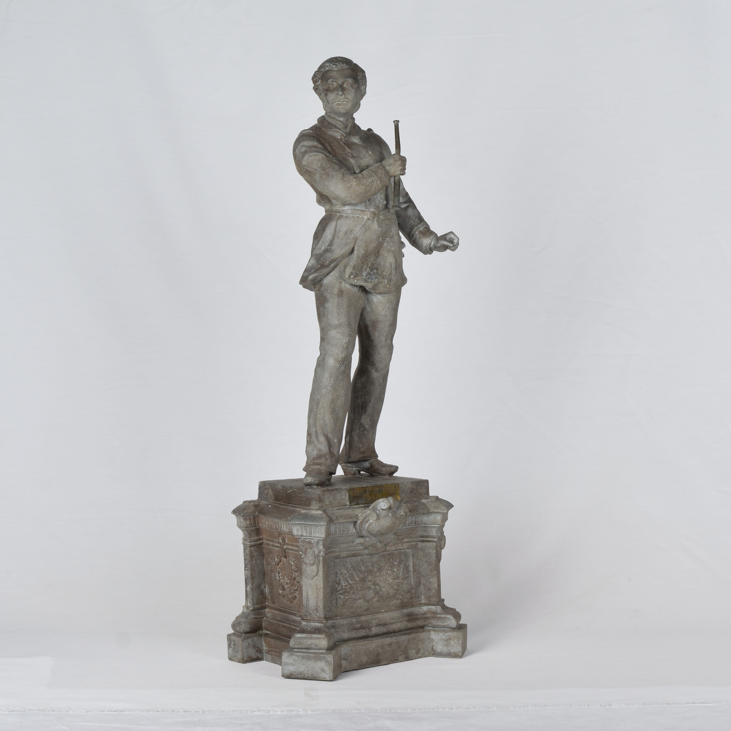 Donan estatuilla de almirante Carlos Condell de la Haza al Museo ...