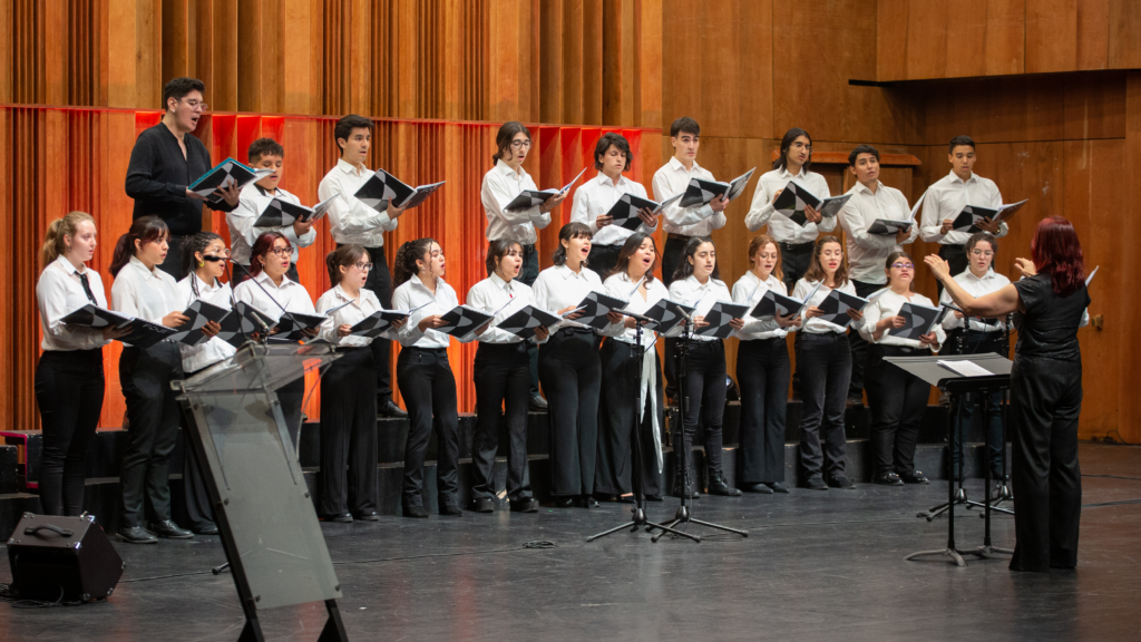 Coro de Estudiantes e integrantes de la Escuela de Orquestas de FOJI ...