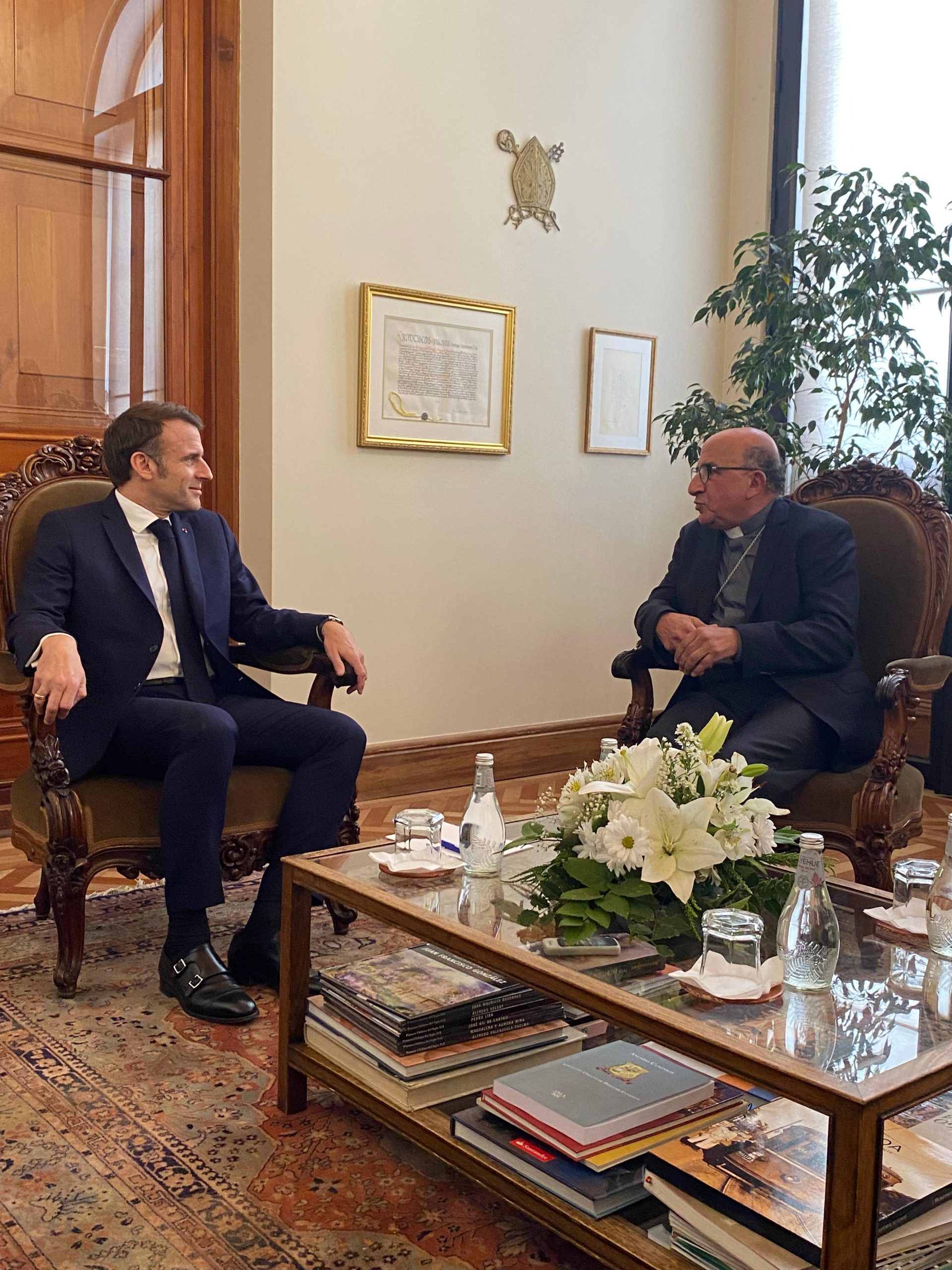 Presidente Macron visitó a Monseñor Chomali en el Arzobispado de ...