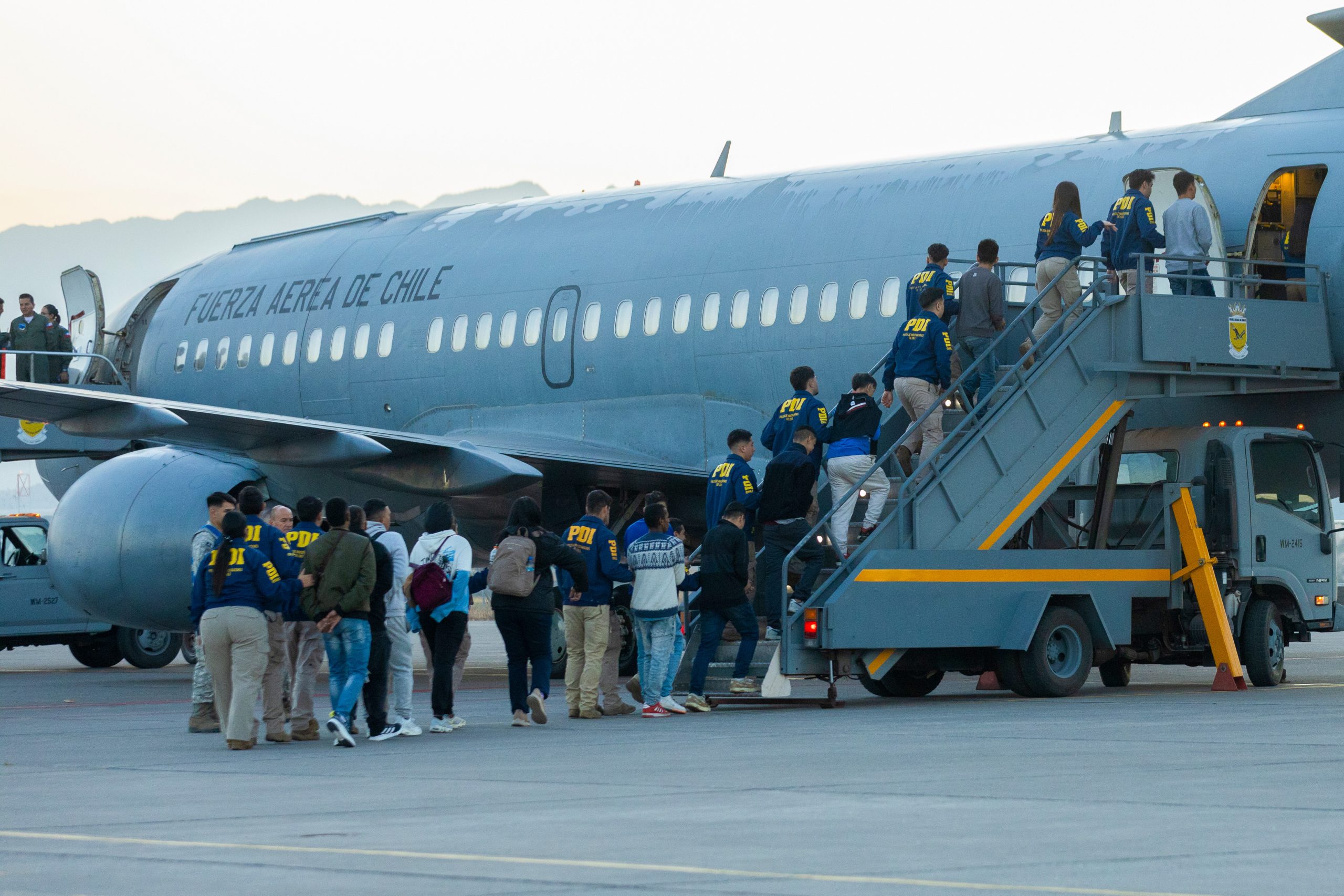 Sale del país el primer vuelo del año con 37 extranjeros expulsados ...