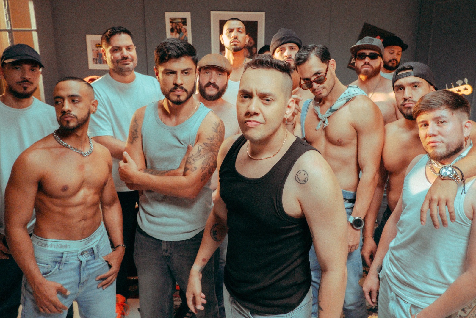 John Arango estrena ‘Impersonal’: Una catarsis que cuestiona las normas sobre identidad, belleza ...