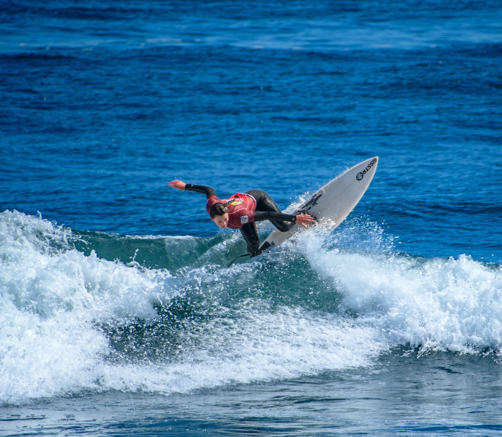 De Pelluhue al mundo: municipio entrega subvención a surfista María ...