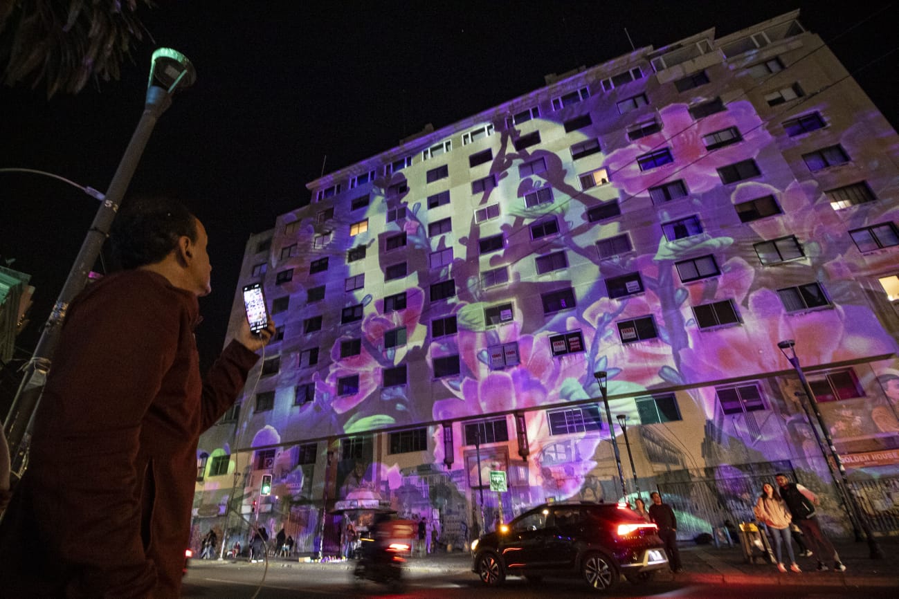 Noche porteña iluminó Plaza Aníbal Pinto con mapping sobre el cuidado ...