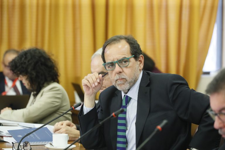Mulet pide al Presidente Kast un proyecto para rebajar altos sueldos en ...